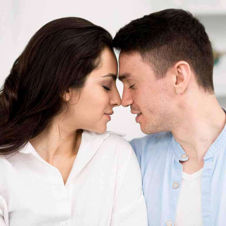 35+ Cute & Romantic Couple Poses Ideas for Pictures