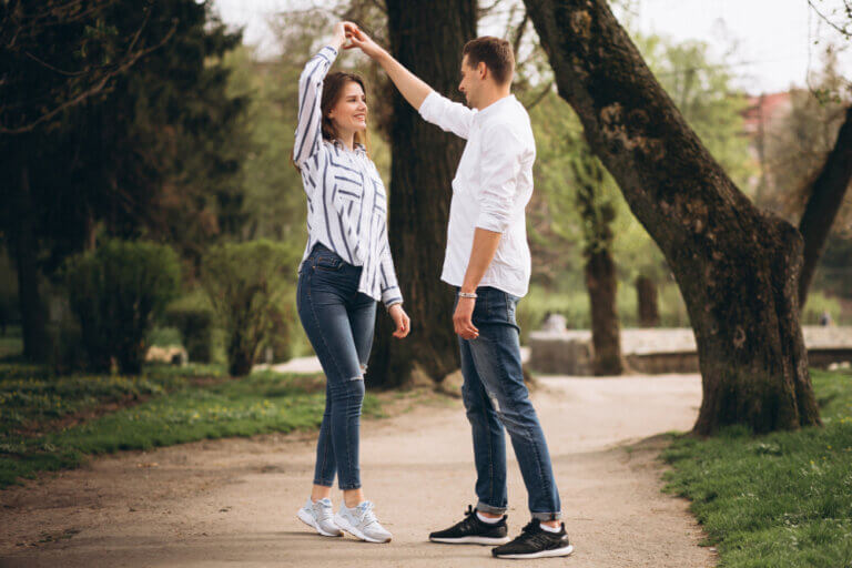 35+ Cute & Romantic Couple Poses Ideas for Pictures