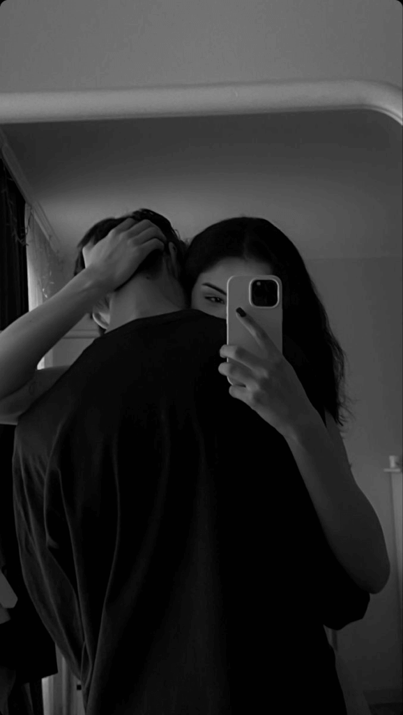 35+ Cute & Romantic Couple Poses Ideas for Pictures