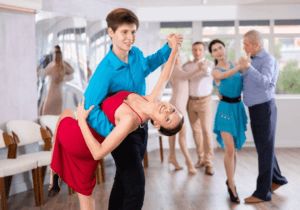 35+ Cute & Romantic Couple Poses Ideas for Pictures